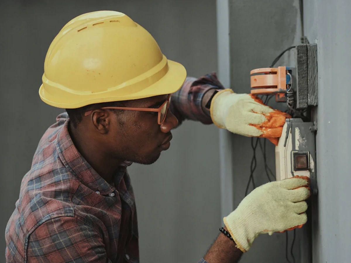 Step By Step Guide To Installing Variable Speed Limit Signs