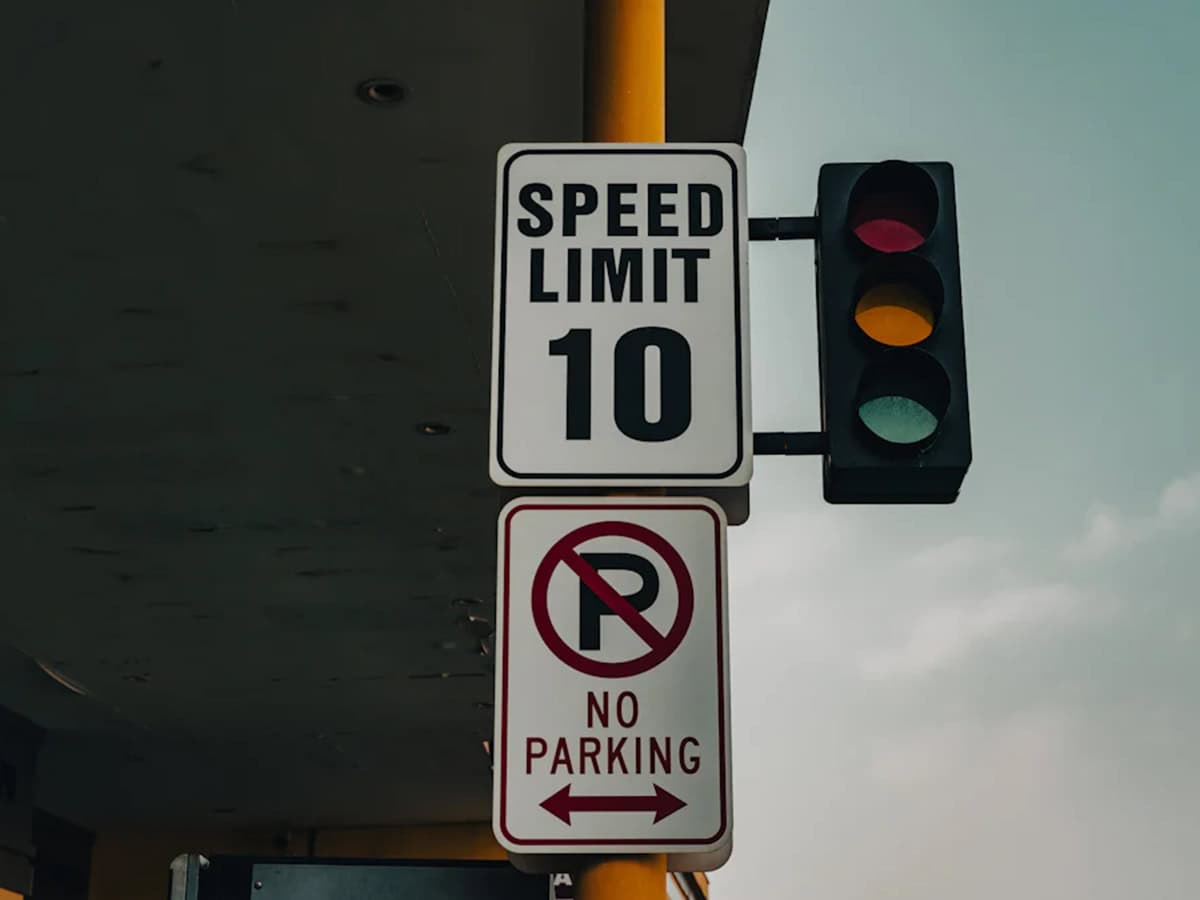 What Do Different Colors On Flashing Speed Limit Signs Mean?