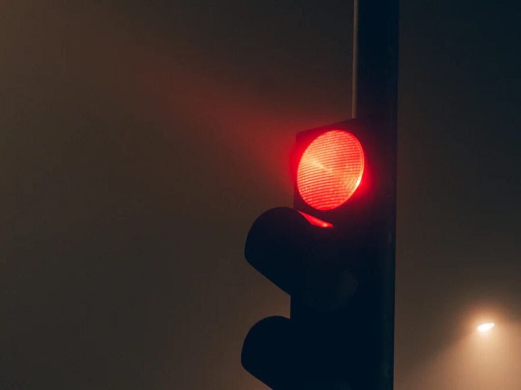 Key Factors Influence the Visible Range of Solar Stop Lights