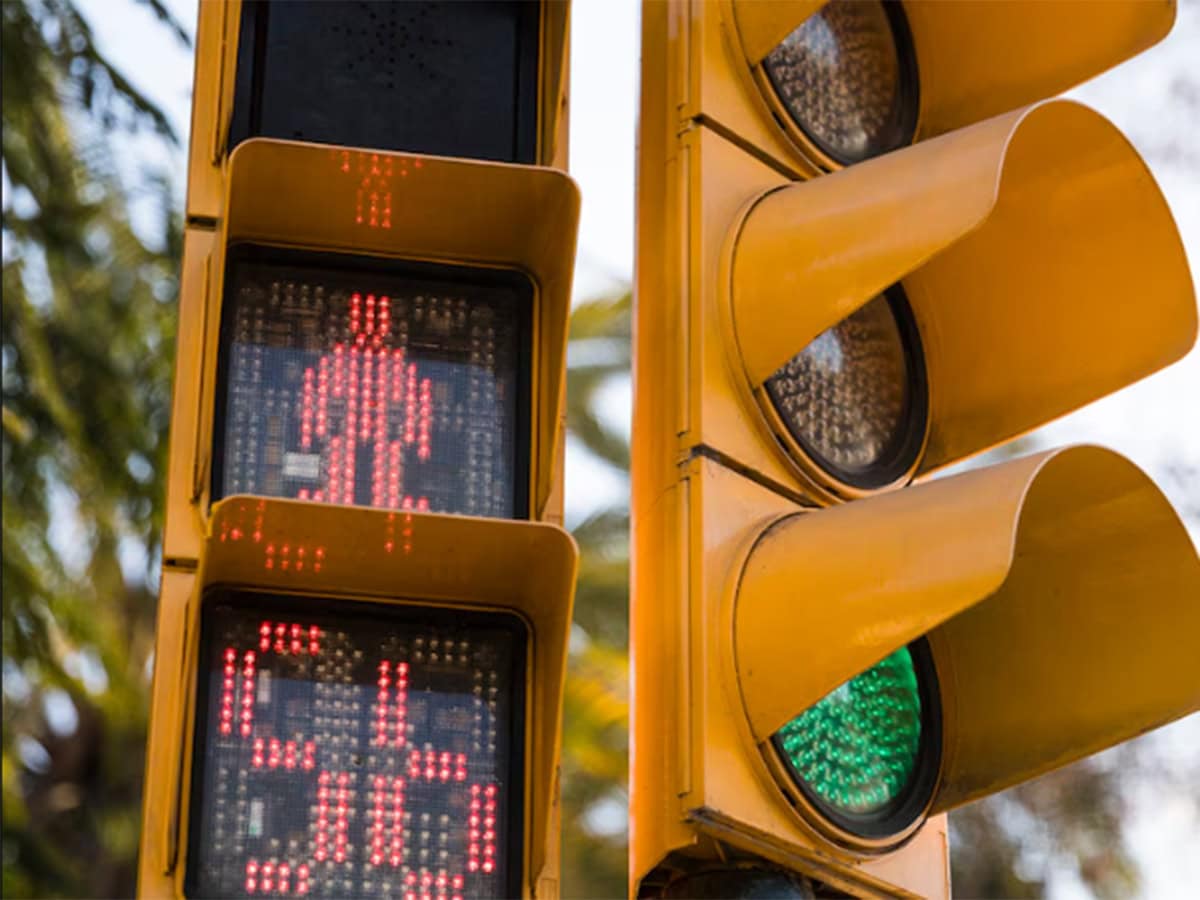 Safety Traffic Lights and Their Lamp Shape Influence